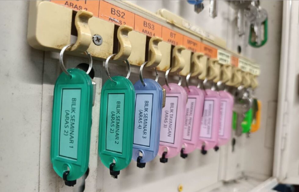 Projek Penukaran Tag Nama Bilik-bilik Fasiliti PSZJB 2024 | Seksyen ...