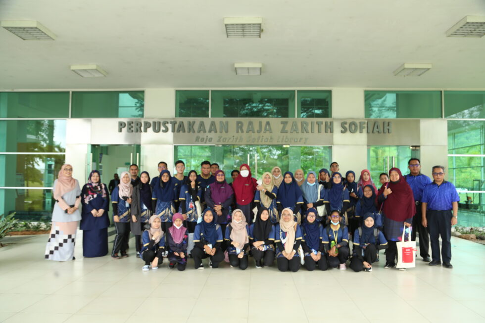 Lawatan SMK Raja Muda, Muar, Johor ke Perpustakaan UTM Johor Bahru ...